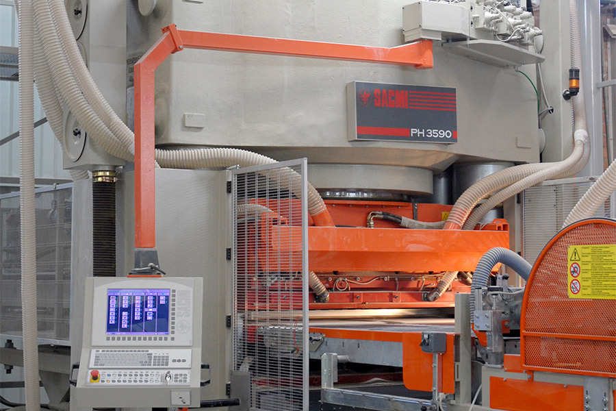 SACMI hydraulic presses for the production of ceramic tiles | SACMI